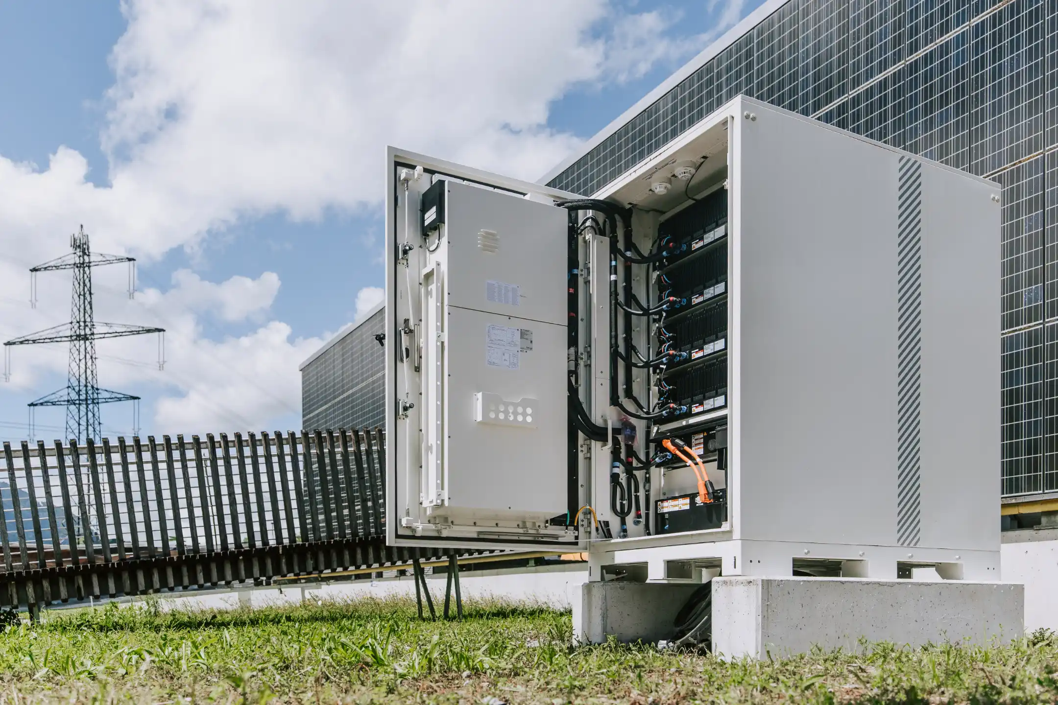 Huawei LUNA 215 kWh Batteriespeicher: Autarkie für Gewerbe & Industrie